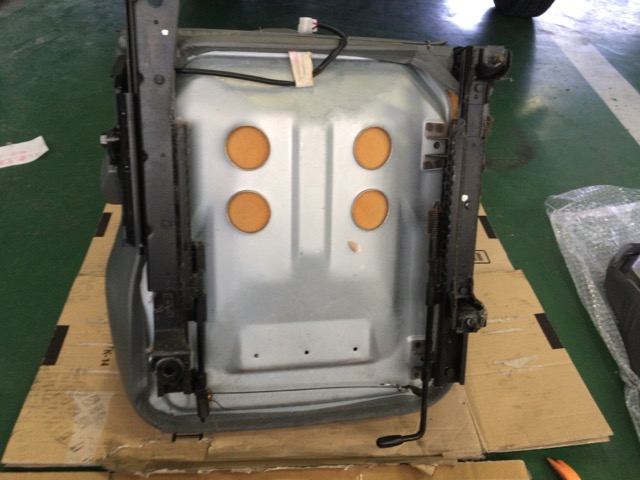 キャンター 運転席シートクッション交換 FE52CB - MHO ENGINEERING