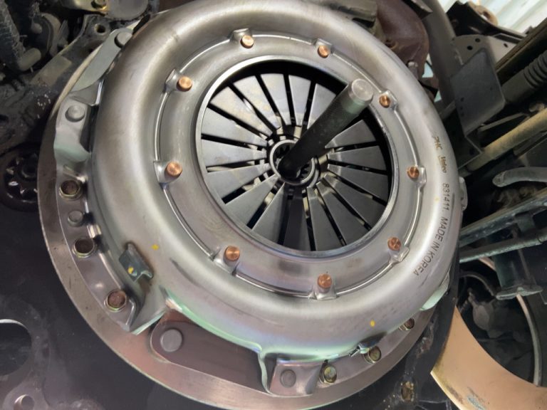 トラックのクラッチはでかくて重い！三菱 キャンター FE52CB クラッチOH作業 - MHO ENGINEERING