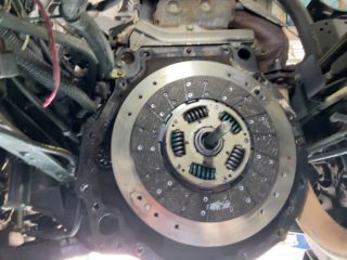 トラックのクラッチはでかくて重い！三菱 キャンター FE52CB クラッチOH作業 - MHO ENGINEERING