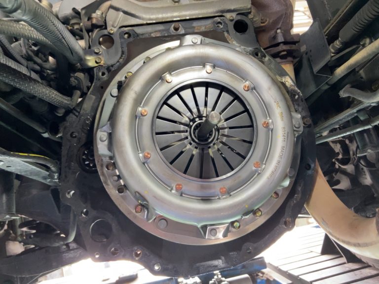 トラックのクラッチはでかくて重い！三菱 キャンター FE52CB クラッチOH作業 - MHO ENGINEERING