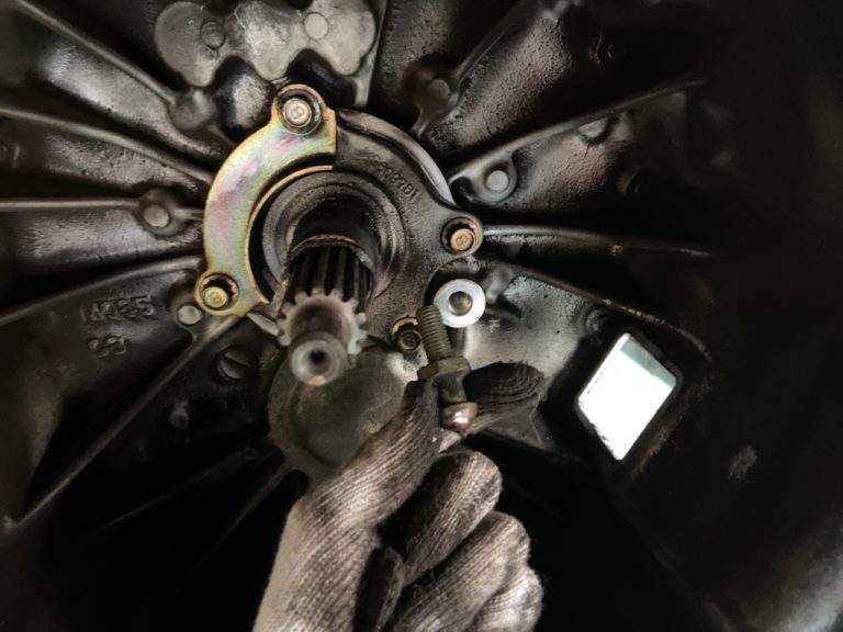 トラックのクラッチはでかくて重い！三菱 キャンター FE52CB クラッチOH作業 - MHO ENGINEERING