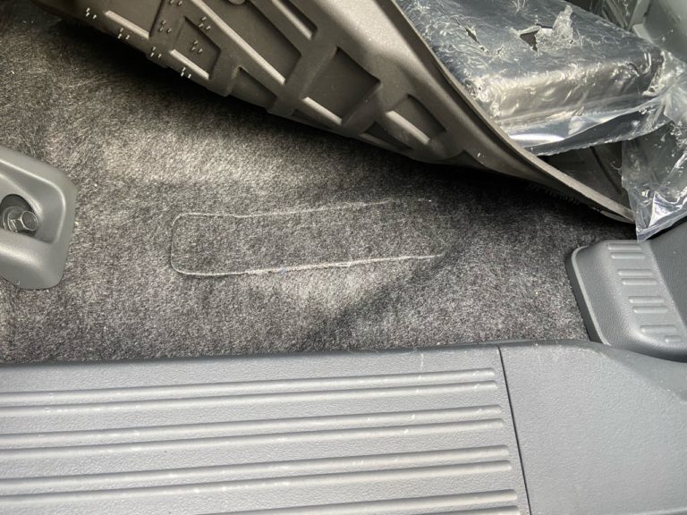 N-VAN (エヌバン)JJ1・JJ2のコーションプレートの位置は助手席ドアヒンジ上！車体番号はリヤシート右側！ - MHO ENGINEERING