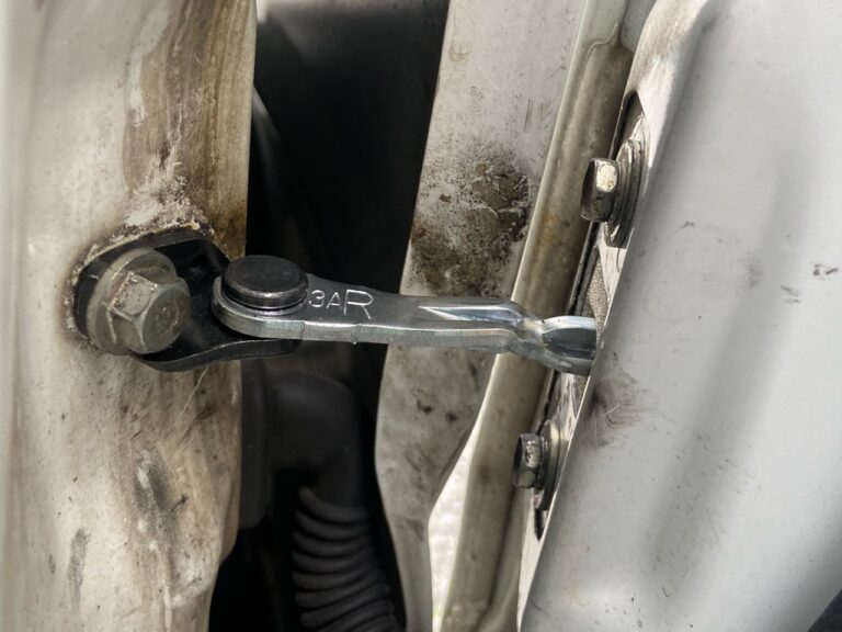 15万kmアクティ、ドアを開閉するとパキパキ音を修理！ドアストッパー - MHO ENGINEERING