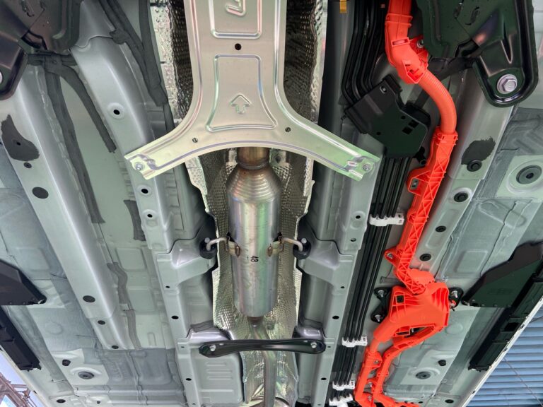 新型シエンタのHV、E-Fourを分解！足廻りや下廻りなどを紹介 - MHO ENGINEERING