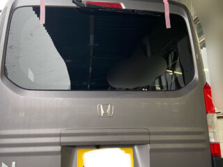 N-VANのリヤガラスが割れてしまった！交換費用は一体いくら？ - MHO ENGINEERING