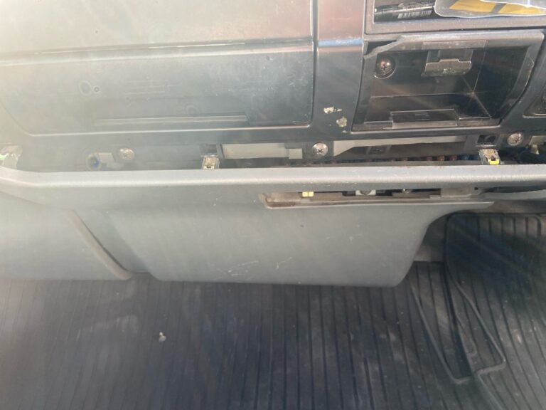 キャンターFE52CB、ドリンクホルダーと小物BOX交換が手間 - MHO ENGINEERING