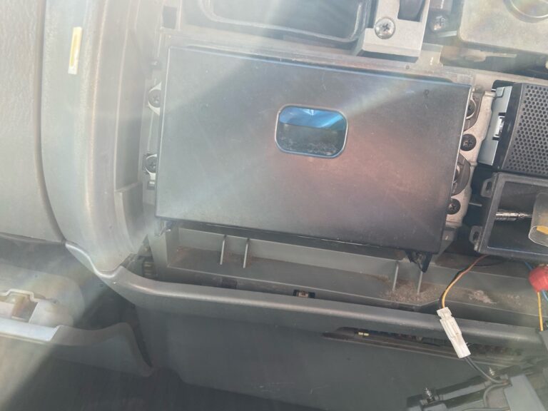 キャンターFE52CB、ドリンクホルダーと小物BOX交換が手間 - MHO ENGINEERING