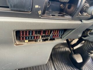 キャンターFE52CB、ドリンクホルダーと小物BOX交換が手間 - MHO ENGINEERING