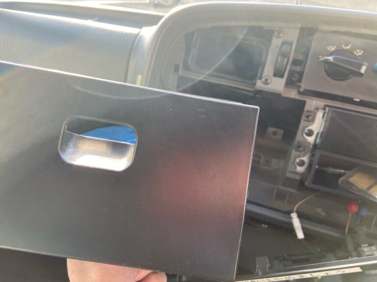 キャンターFE52CB、ドリンクホルダーと小物BOX交換が手間 - MHO ENGINEERING