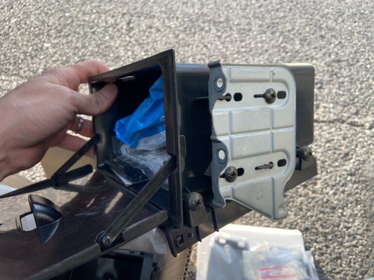 キャンターFE52CB、ドリンクホルダーと小物BOX交換が手間 - MHO ENGINEERING