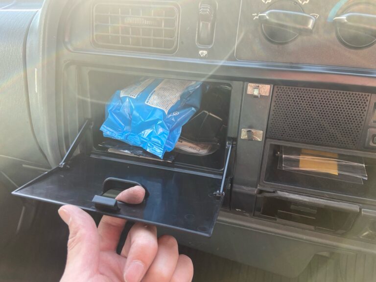 キャンターFE52CB、ドリンクホルダーと小物BOX交換が手間 - MHO ENGINEERING