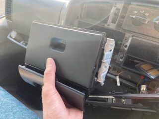 キャンターFE52CB、ドリンクホルダーと小物BOX交換が手間 - MHO ENGINEERING