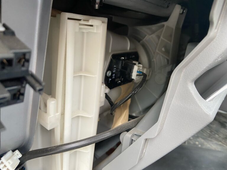 エアコンを入れると鈴虫が泣く？キャンターのヒーターブロワモーター交換 - MHO ENGINEERING