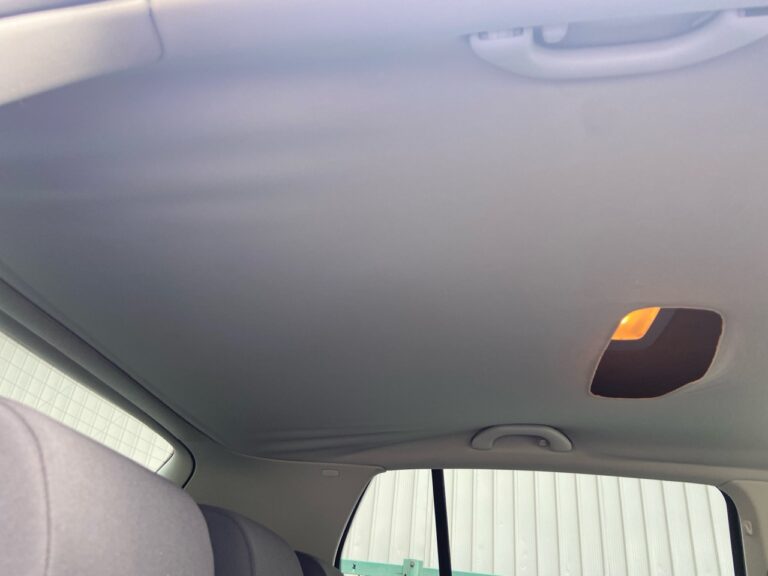 経年劣化で剥がれ落ちる内張修理！VWゴルフの天井が酷い状態に - MHO ENGINEERING