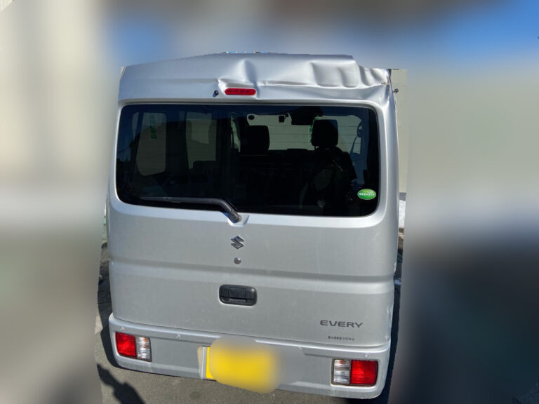 激しく曲がっているエブリィのバックドア！交換するとどの位の費用？ - MHO ENGINEERING