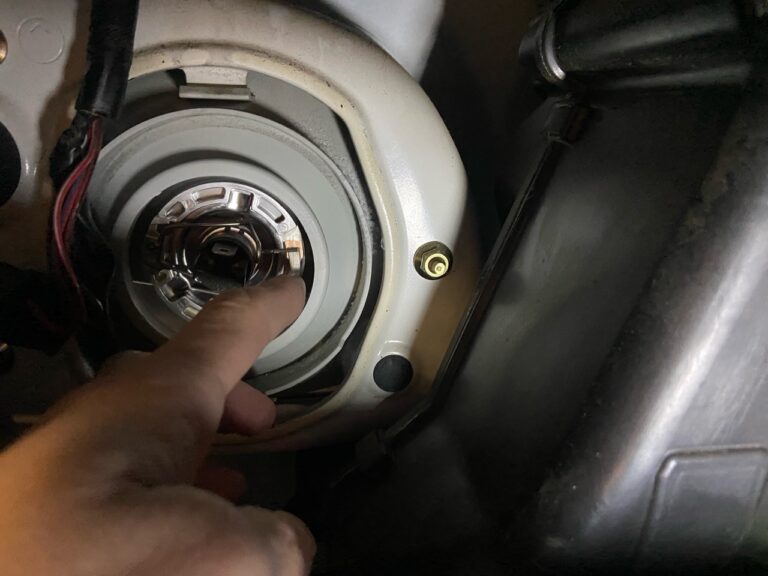 サンバー、ヘッドライトバルブ交換！TT2の中期型 - MHO ENGINEERING