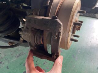 GRS211のクラウン、リヤブレーキパッドの交換にはフィッティングキットの交換も - MHO ENGINEERING