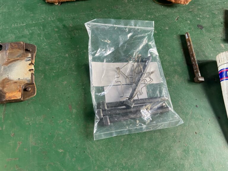 GRS211のクラウン、リヤブレーキパッドの交換にはフィッティングキットの交換も - MHO ENGINEERING