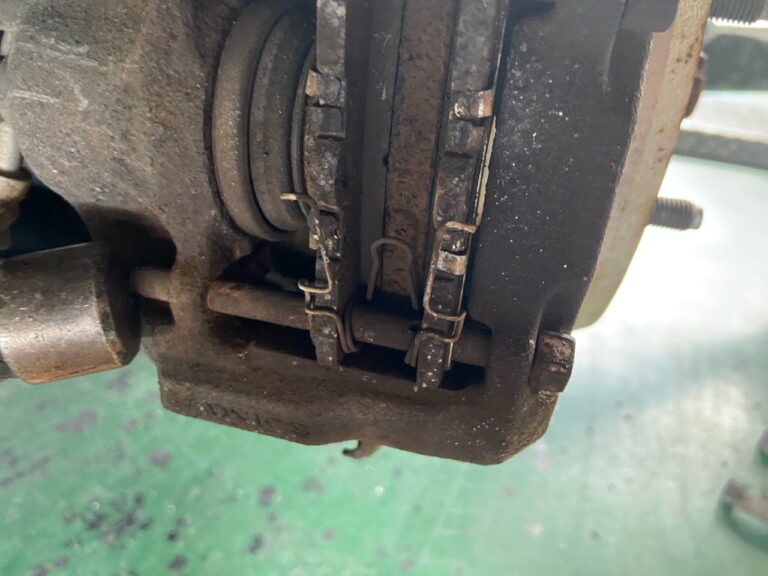 GRS211のクラウン、リヤブレーキパッドの交換にはフィッティングキットの交換も - MHO ENGINEERING