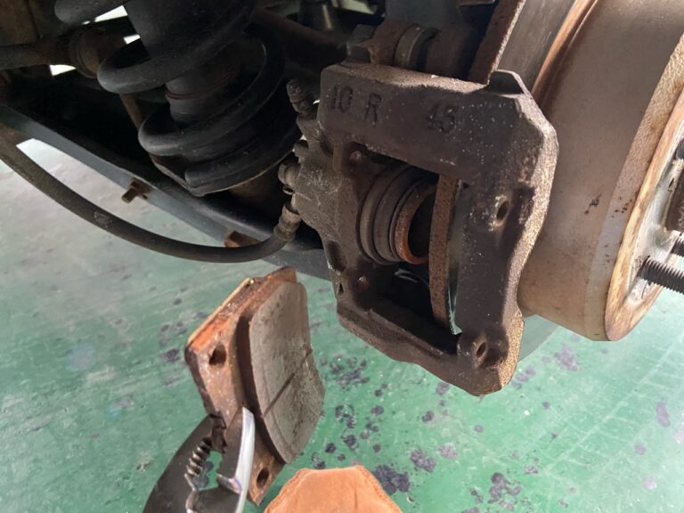 GRS211のクラウン、リヤブレーキパッドの交換にはフィッティングキットの交換も - MHO ENGINEERING