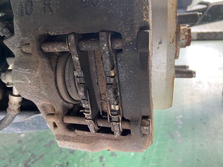 GRS211のクラウン、リヤブレーキパッドの交換にはフィッティングキットの交換も - MHO ENGINEERING