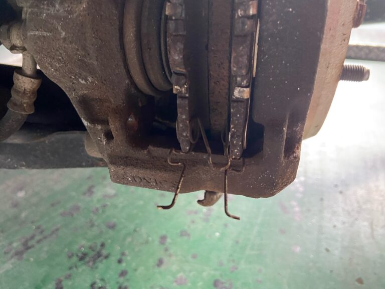 GRS211のクラウン、リヤブレーキパッドの交換にはフィッティングキットの交換も - MHO ENGINEERING