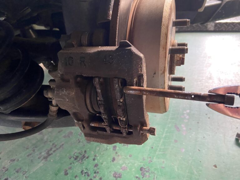 GRS211のクラウン、リヤブレーキパッドの交換にはフィッティングキットの交換も - MHO ENGINEERING