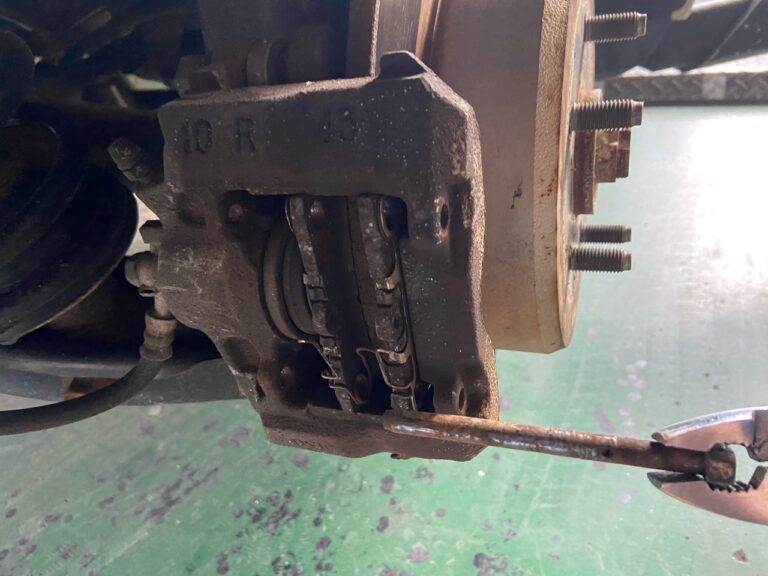 GRS211のクラウン、リヤブレーキパッドの交換にはフィッティングキットの交換も - MHO ENGINEERING