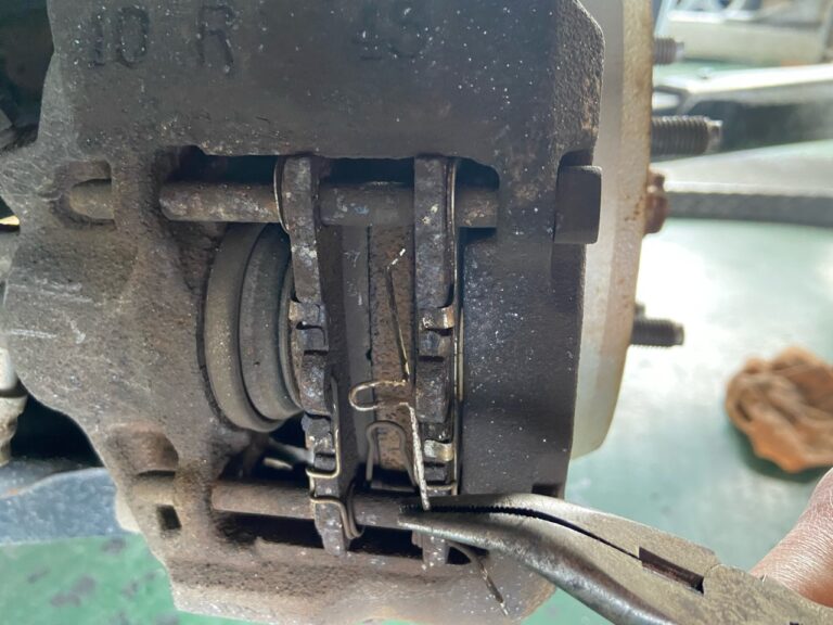 GRS211のクラウン、リヤブレーキパッドの交換にはフィッティングキットの交換も - MHO ENGINEERING