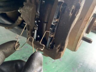 GRS211のクラウン、リヤブレーキパッドの交換にはフィッティングキットの交換も - MHO ENGINEERING