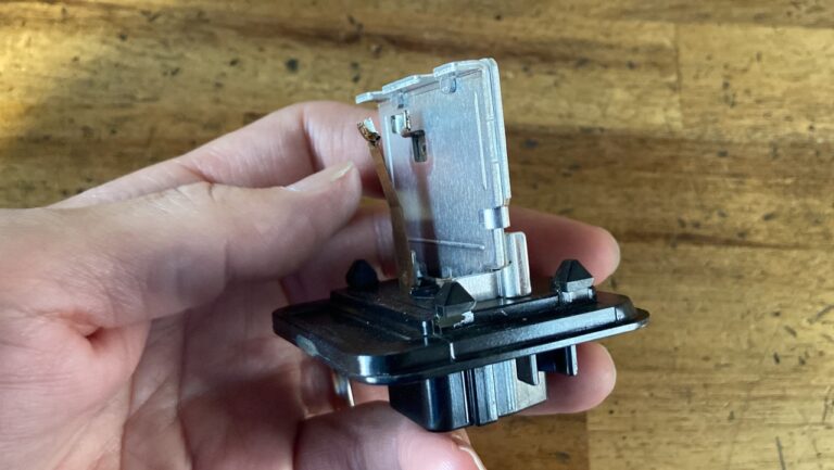 エアコンの風量が壊れてしまったヤリス、交換した部品を確認したら・・ - MHO ENGINEERING