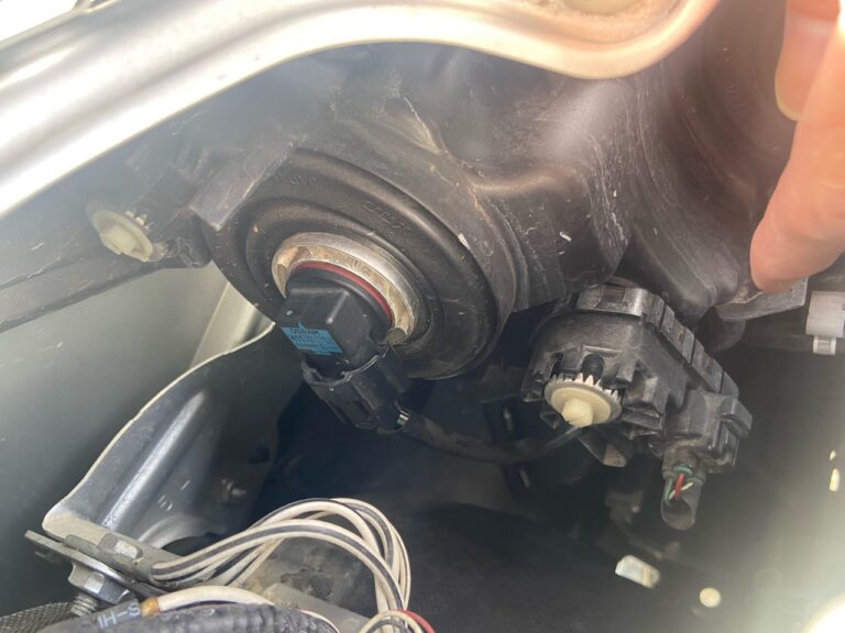 カローラフィールダーHV、ヘッドライトバルブ交換 - MHO ENGINEERING