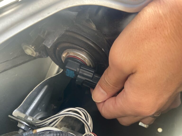 カローラフィールダーHV、ヘッドライトバルブ交換 - MHO ENGINEERING