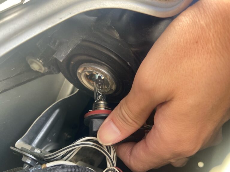 カローラフィールダーHV、ヘッドライトバルブ交換 - MHO ENGINEERING