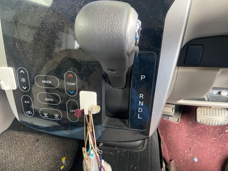 シフトノブのボタンが動かない・・・14万キロ乗っていてもこれはないだろうと - MHO ENGINEERING